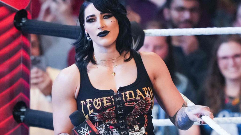 Mira la divertida interpretación de Rhea Ripley del tema de entrada del ...